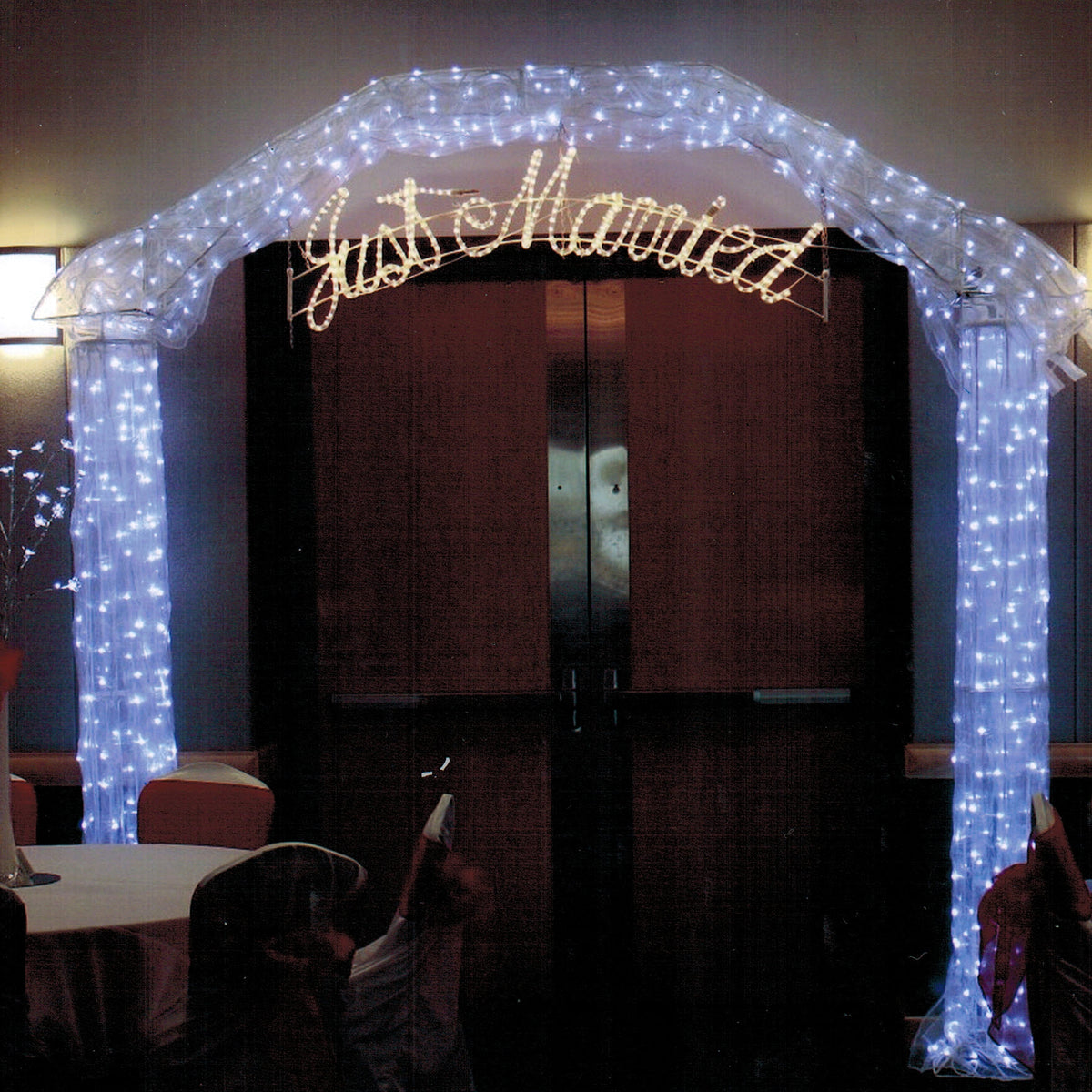 White Lighted Metal Arch – Illuminated Décor